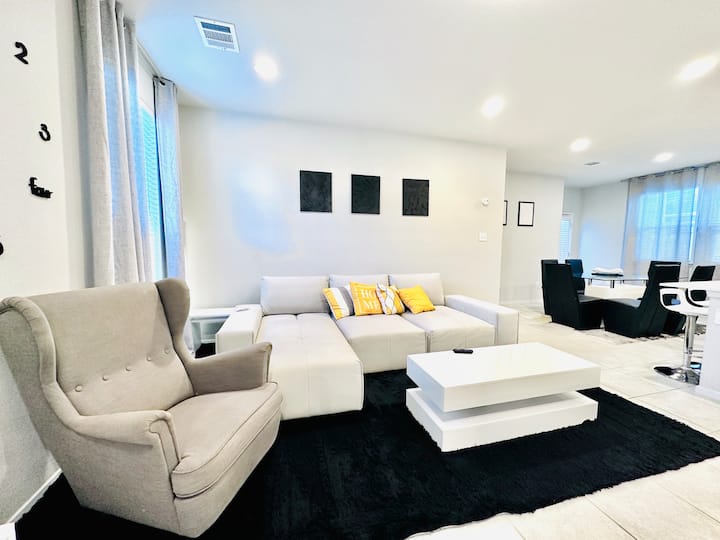 Modern & Stylish Retreat Near Downtown - Buda, TX