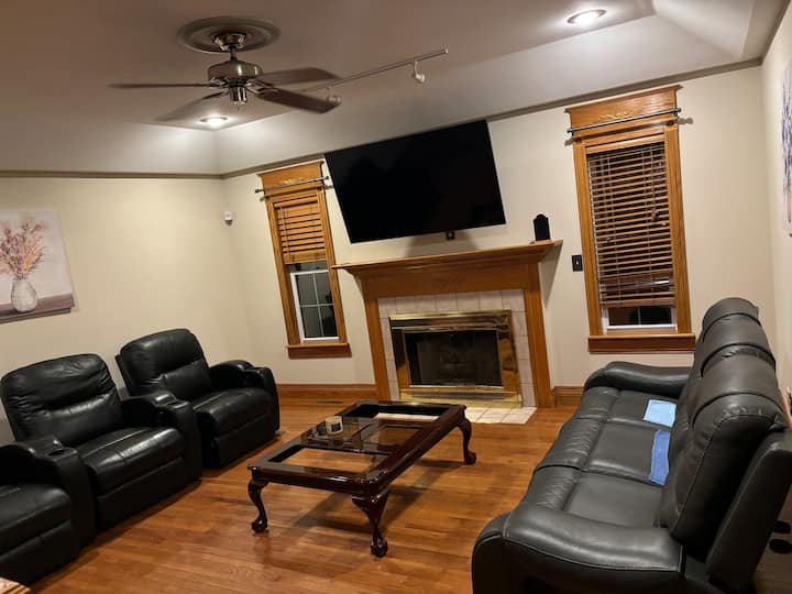 Kingsize Bedroom With Bathroom - Joplin, MO