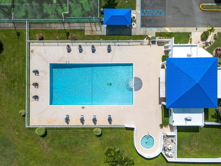 Family Friendly Condo• Ferry•pool• Patio•sleeps 8 - Ceiba