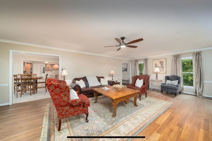 Spacious Retreat 6 Mins To Pti Airport - グリーンズボロ, NC