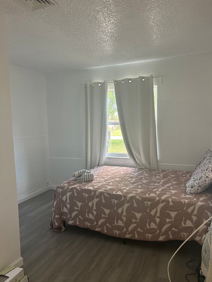 Charming City Studio Condo By Downtown St Pete - Pinellas Park, FL