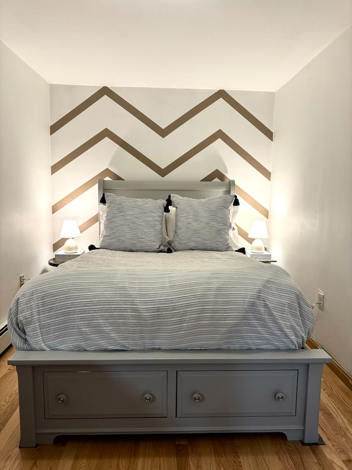 Modern 2br Apt, 30 Min To Downtown W/parking Spot! - Boston, MA