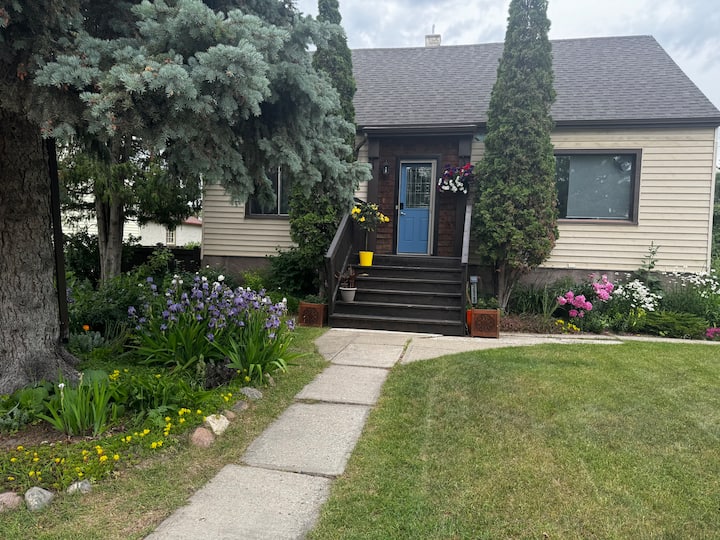 Quaint Bright 1br Upstairs Suite Close To Downtown - Edmonton, Canada