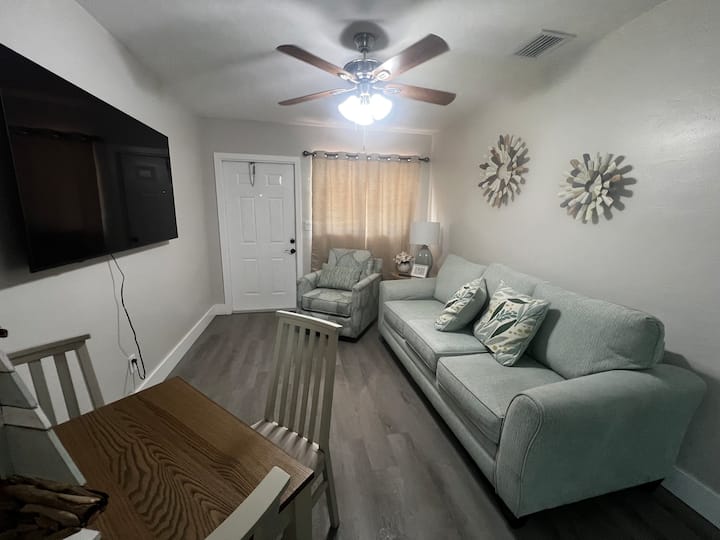 Dania Breeze Retreat | Beach • Work-friendly • Fll - Dania Beach, FL