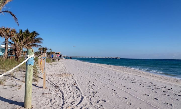 Dania Breeze Retreat | Beach • Work-friendly • Fll - Dania Beach, FL