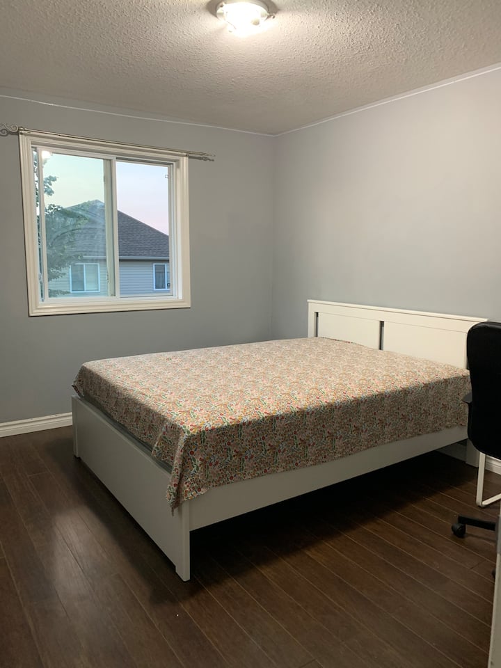 Bedroom With Queen Bed And Desk. - London