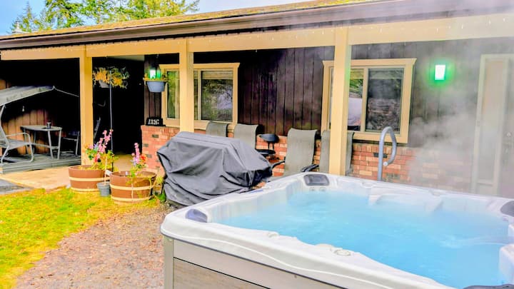 Cozy Home Away From Home With New Hot Tub - West Kelowna