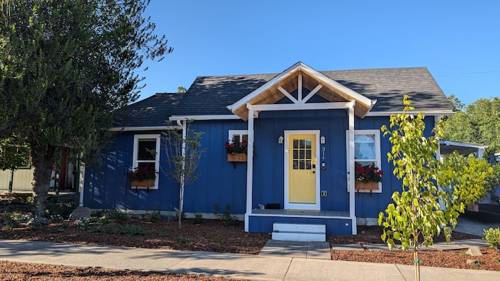 Downtown Cottage With King Bed - Grants Pass, OR