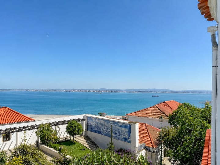 Lisbon's Front Row  Historic Centre & River - Lizbona