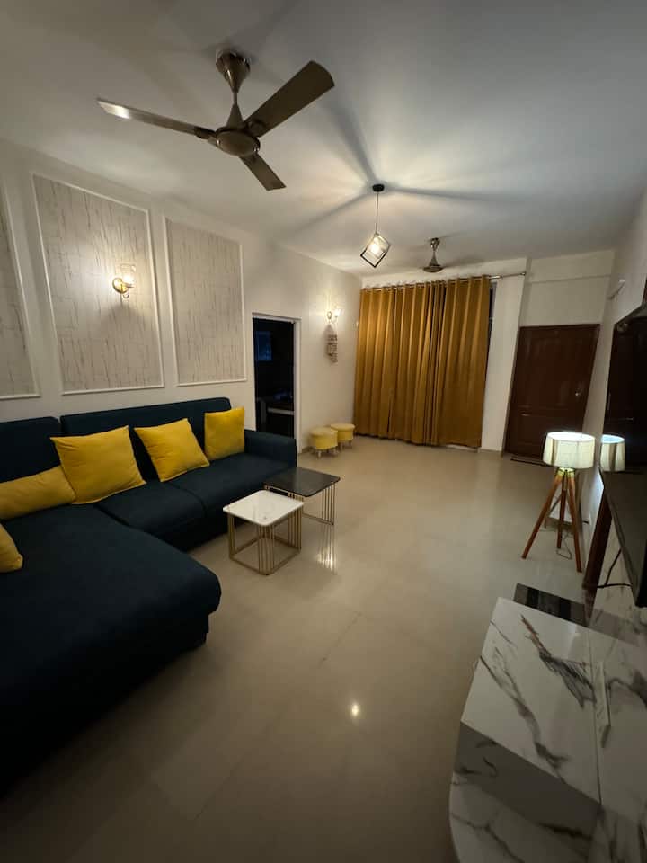 Zoomstay 2bhk Crystal Adobe|near Medanta & Lullu - Lucknow