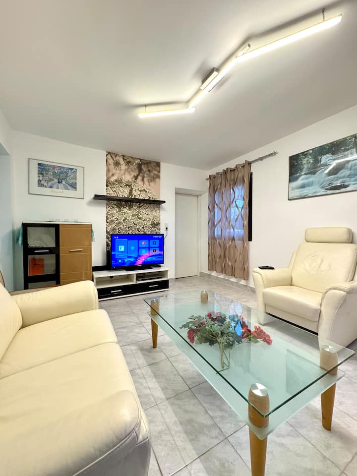 Helle, Moderne Ferienwohnung Im Panda-stil - Bad Hersfeld