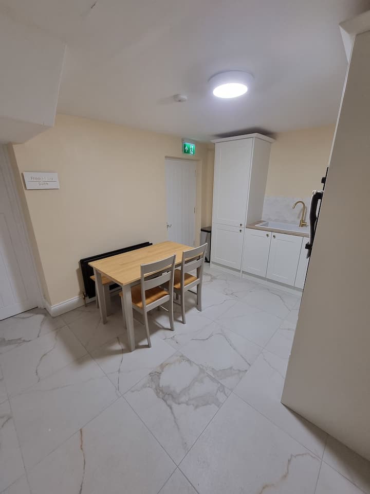 Derry Walls Suite- King With Private Bathroom - Londonderry