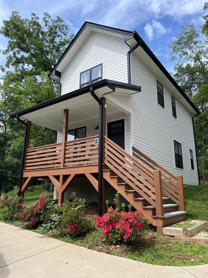 Modern Asheville Cottage Getaway - Asheville, NC