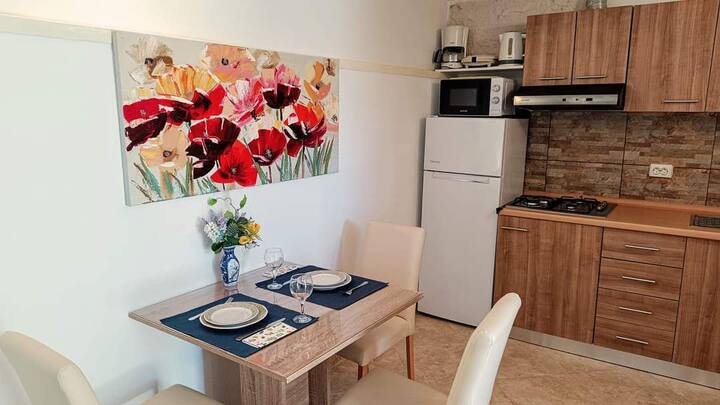 Tiny House With Pool And Sea View - Seget Vranjica