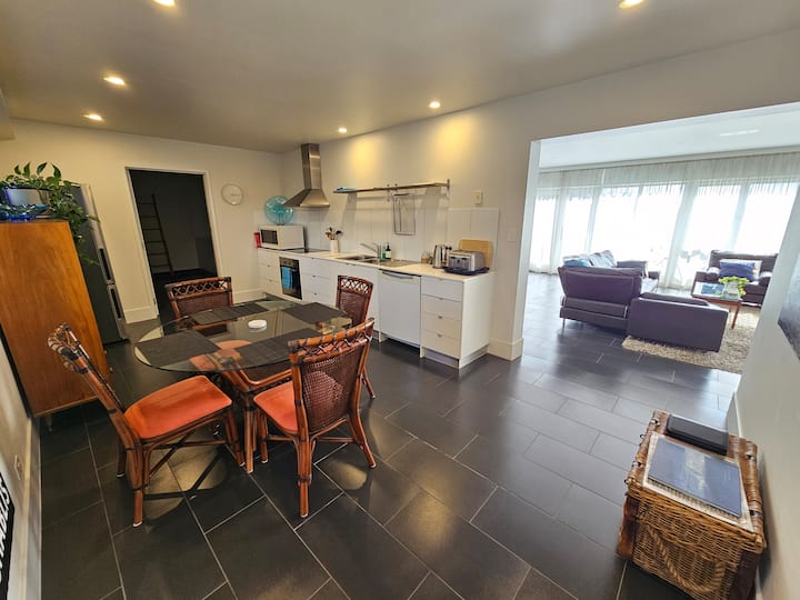 Central Spacious Botanic Apartment - Warrnambool