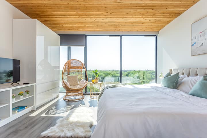 River Penthouse Private Rooftop! - Winnipeg