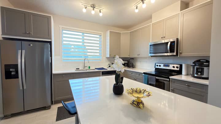 Calgary Airport Getaway | Spacious 3br Full Home - Calgary