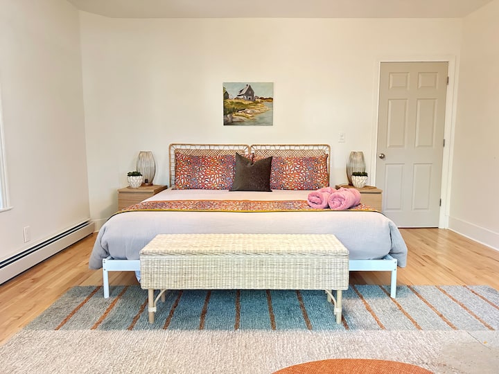 Cozy Private King Suite Retreat Near Downtown - Portland, ME
