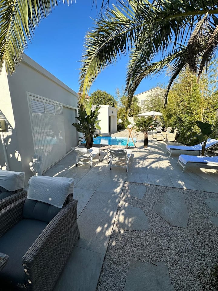 Villa Centre Ville
Rés Securisee
Parking Gratuit - Saint-Tropez