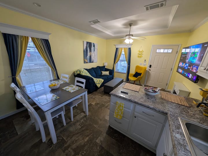 Limon Lodge. 70" Tv. Patio. Quiet & Free Parking - Orange City, FL