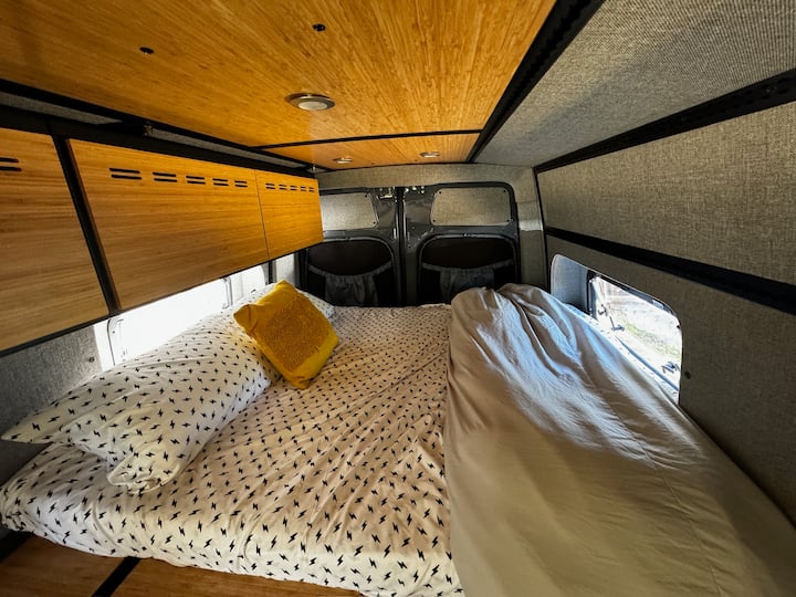 Van Life With A View - Seven Springs Vineyard, Salem