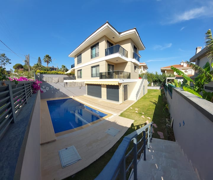 Geniş Aile Müstakil Havuz Villa - Çeşme