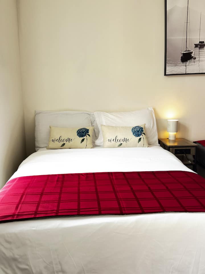 Hip & Cozy Hideaway In Little Italy - Montreal