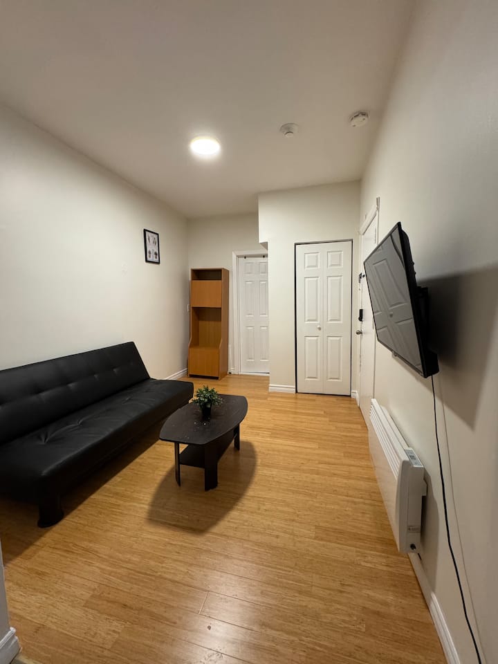 Hip & Cozy Hideaway In Little Italy - Laval