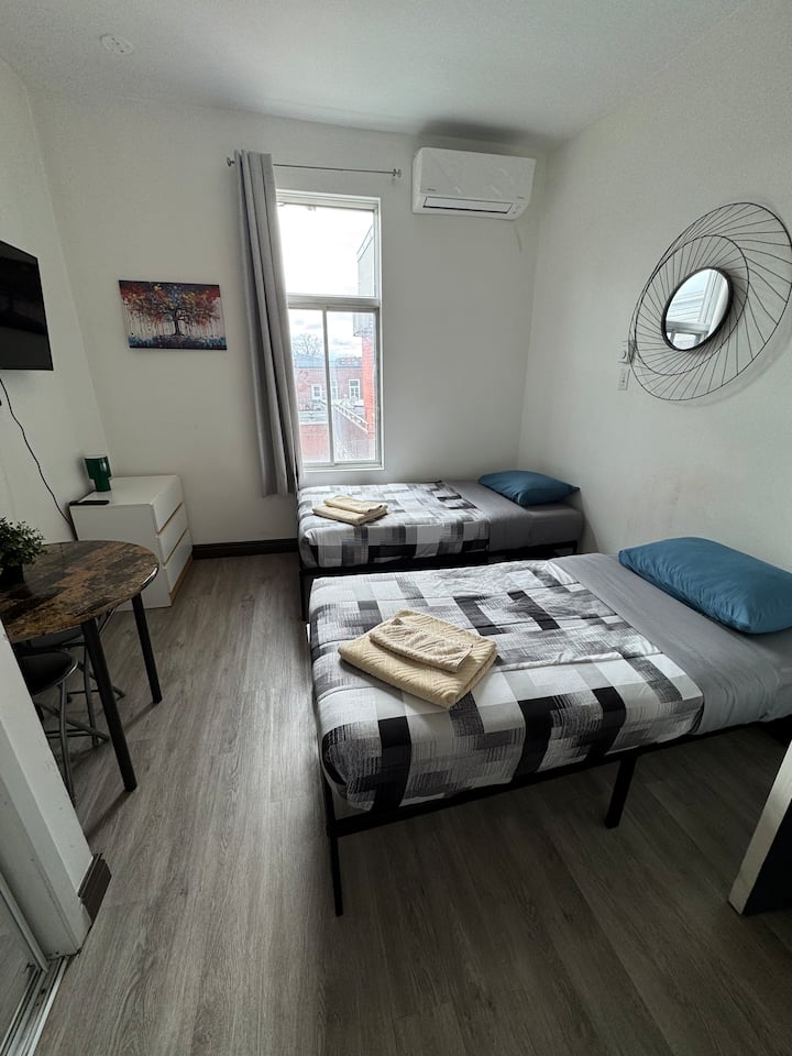 Fresh & Cozy Retreat In Trendy Little Italy - Montréal, QC