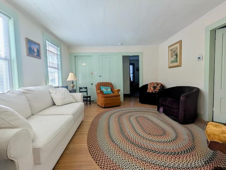 Spacious & Cozy Ground Floor 2/3 Bed Private Suite - Bridge of Flowers