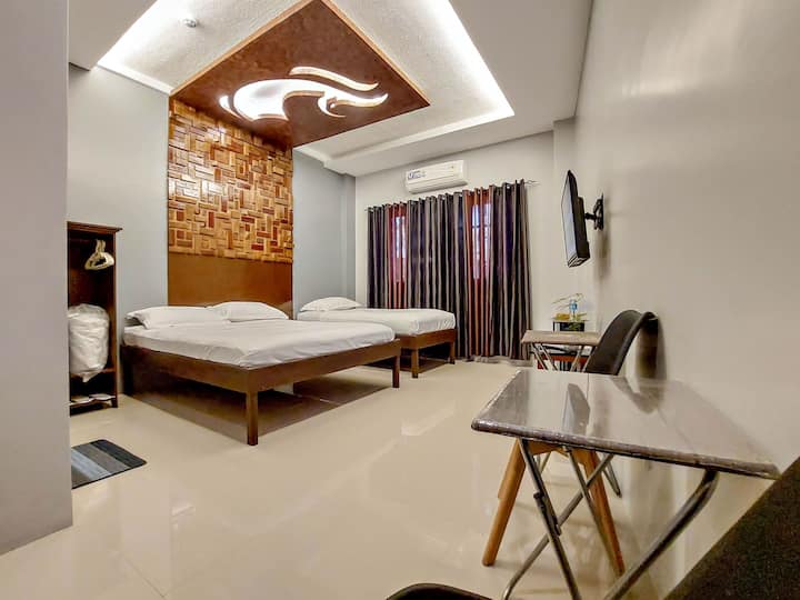 De Luxe Room

1 Queen & 1 Single Size Bed - Gingoog