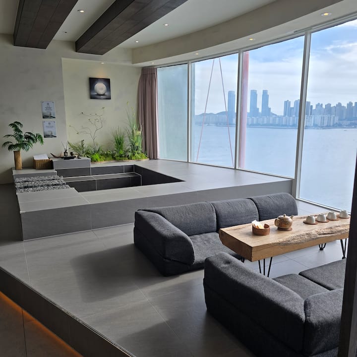 부산 광안리 해변 바로 앞/62평 7층 독채/특가/단체 /애견/전망,위치,청결,Good - Busan