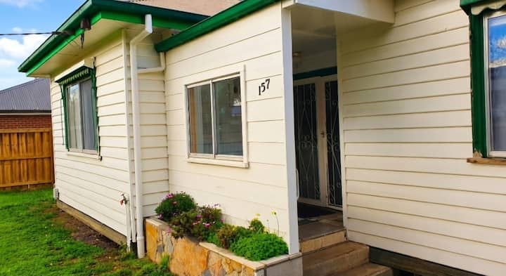 Holiday House In Sunbury Centre - Sunbury