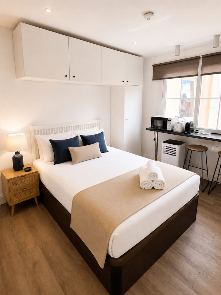 Grand Central House - Classic Studio Apartment - Gibraltar