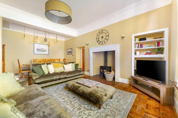 Tarn House, Loughrigg, Sleeps 8, Dog Friendly - Grasmere