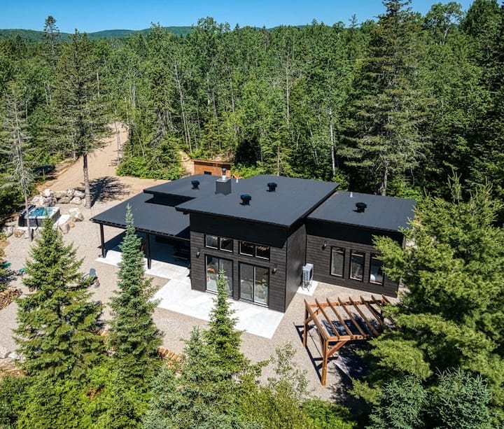 Luxe & Confort En Forêt - Chalet Neuf Spa & Foyer - Québec