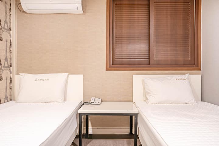 부산역 1분/지하철 2분/시티투어 1분/짐보관/넷플릭스/트윈룸(1) - Busan