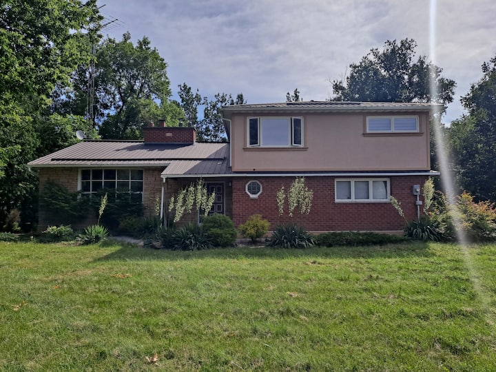 Lovely 4 Bedroom Cottage Retreat - Ajax