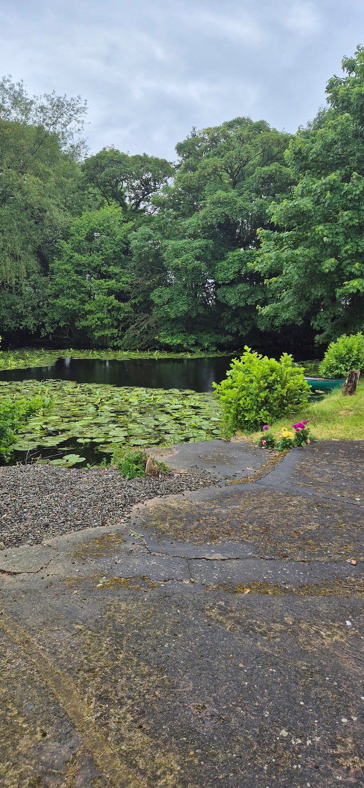 Beautiful Lakeside Cottage - Whitchurch