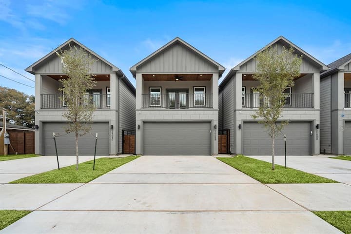 Luxury Villa Near Downtown & Iah | Balcony - Houston, TX