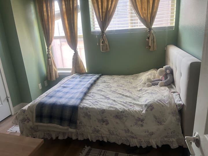 Room With Desk & Shared Kitchen - Denver, CO