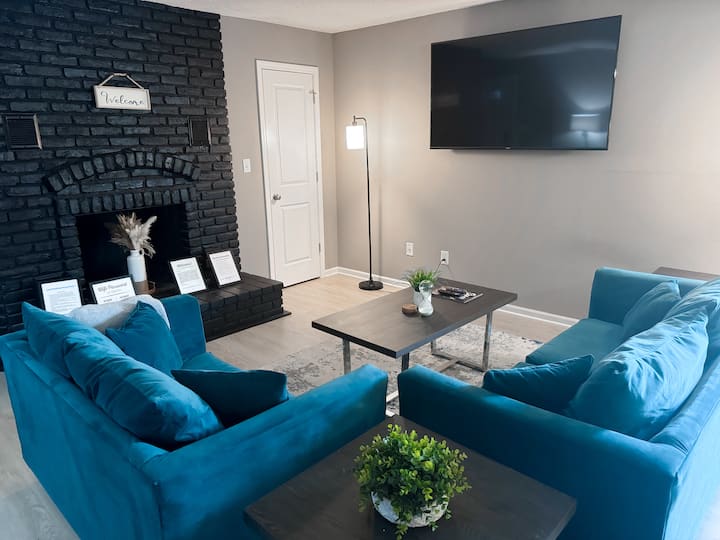 Modern & Bright Apt With Pool - Columbia, MO
