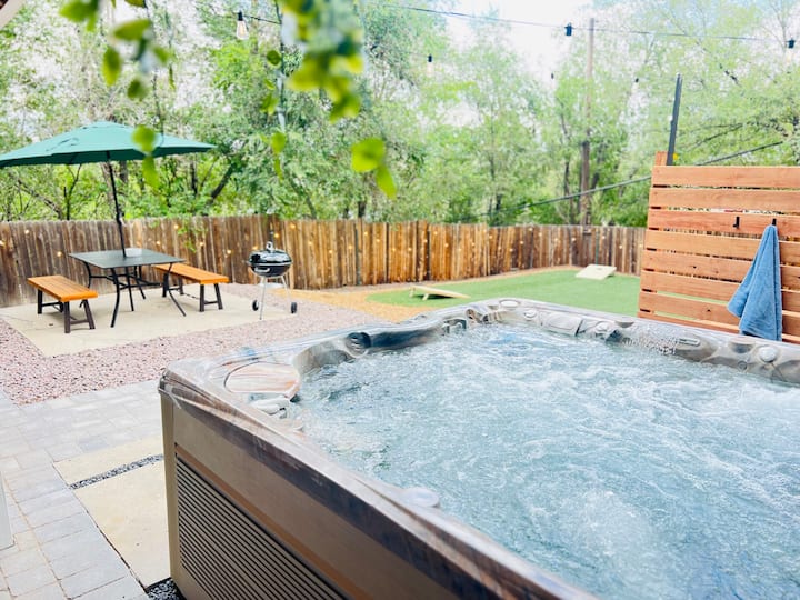 Elegant Urban Retreat W/ Hot Tub, Spacious Duplex - Colorado Springs, CO