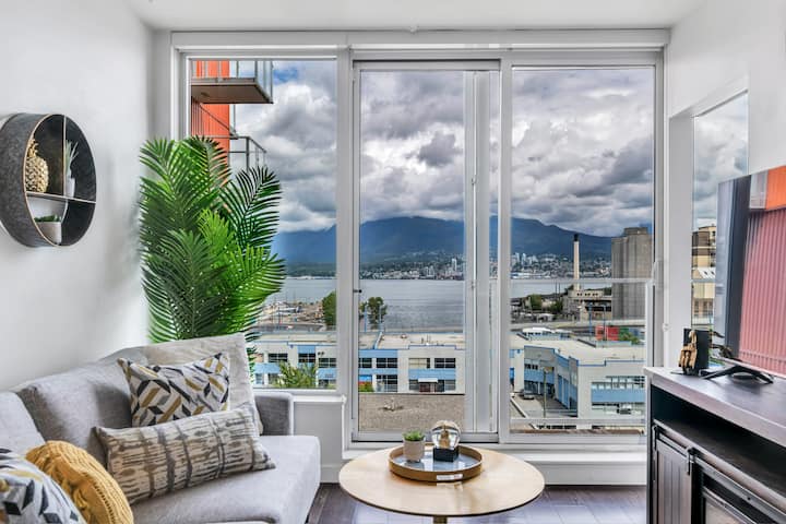 Mountains & Oceanview | Secured Parking & Fastwifi - Vancouver