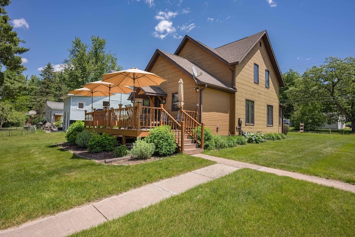 Peaceful Home Near River · Sleeps 10 - Wisconsin Dells, WI