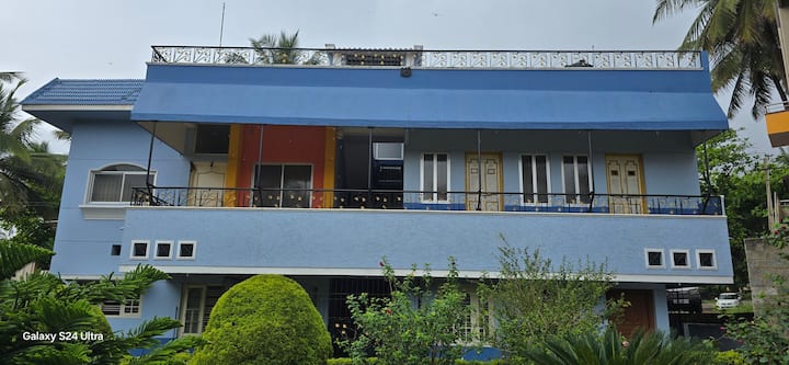 Cozy Balcony & Bunks - Dharwad