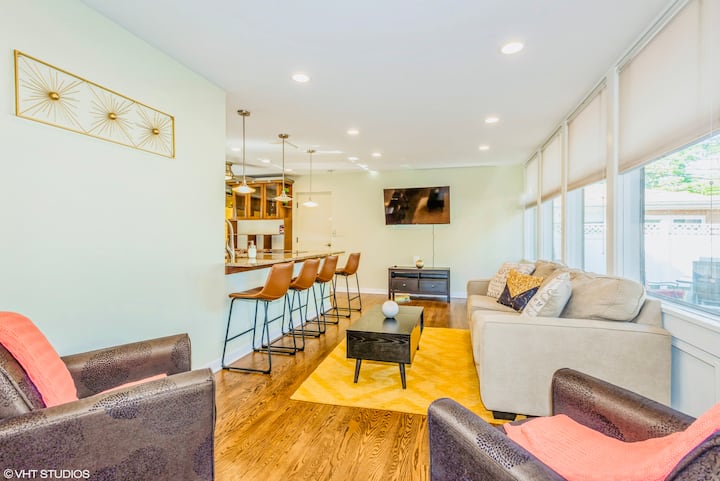 Elmhurst Charming Ranch-pet Friendly, Fenced Yard - Elmhurst, IL