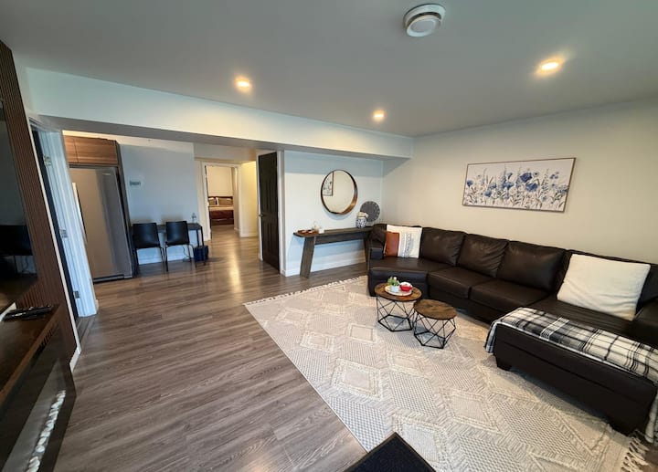 Modern & Private Basement Suite - Airdrie