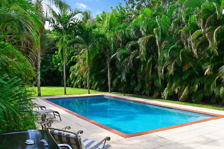 Romantic Pool Home 2,5mi From Hollywood Beach - Dania Beach, FL