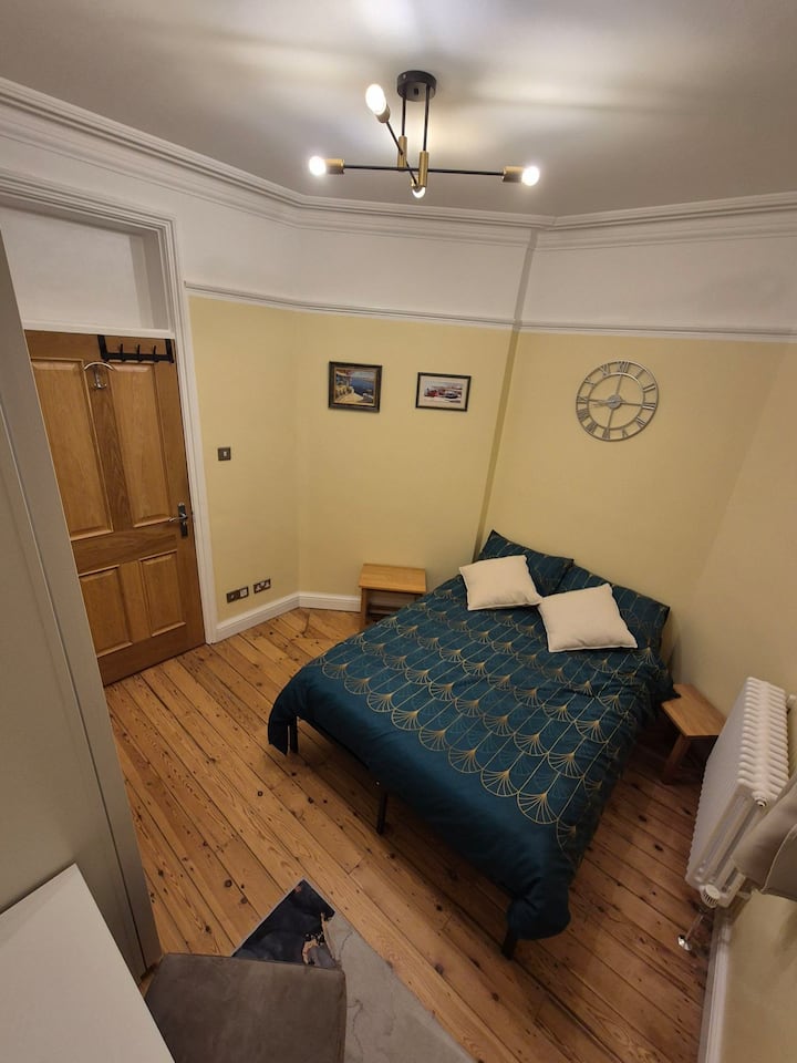 Sun Bedroom - 1 Guest - London